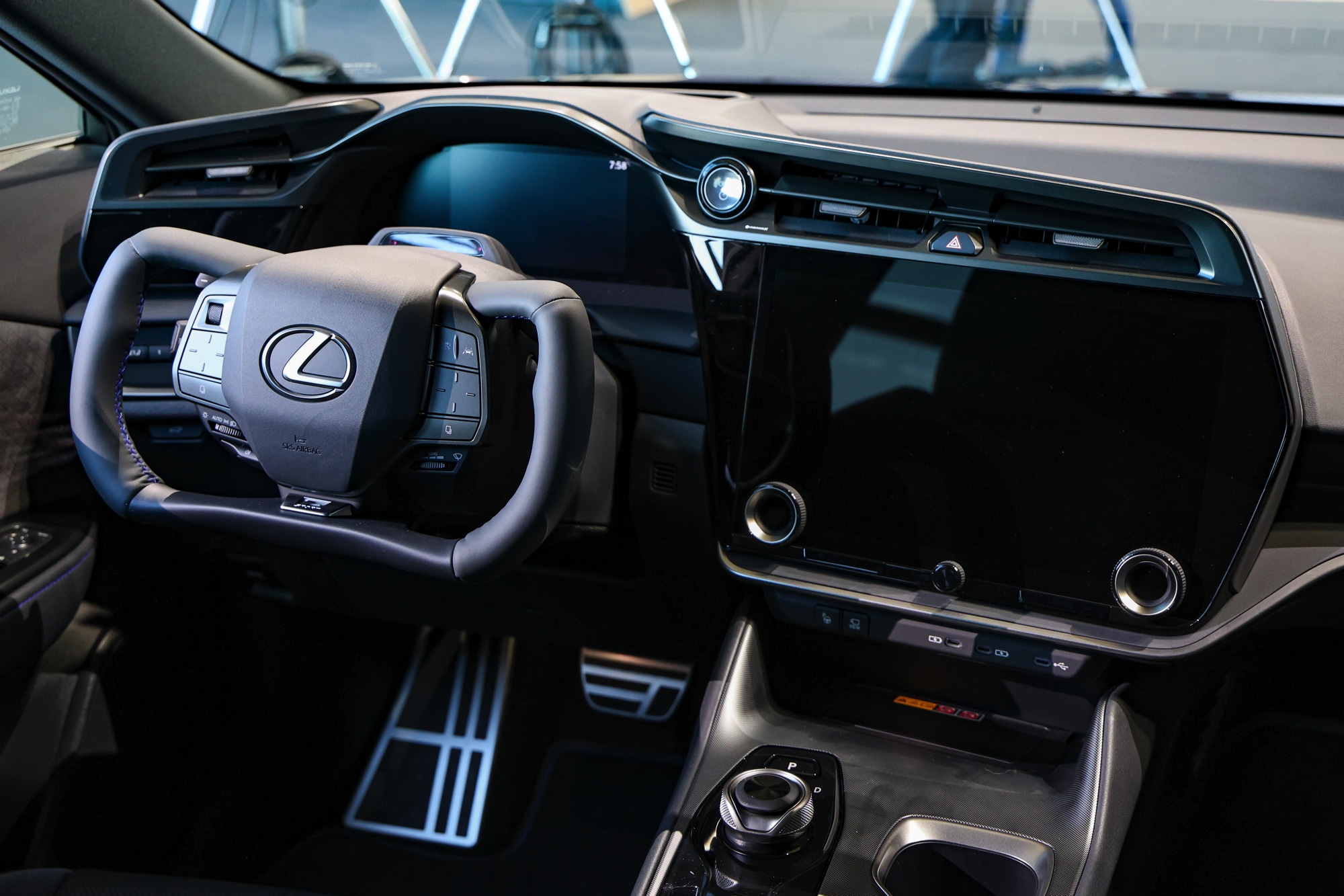 Lexus RZ 550e F Sport : le SUV électrique en première mondiale