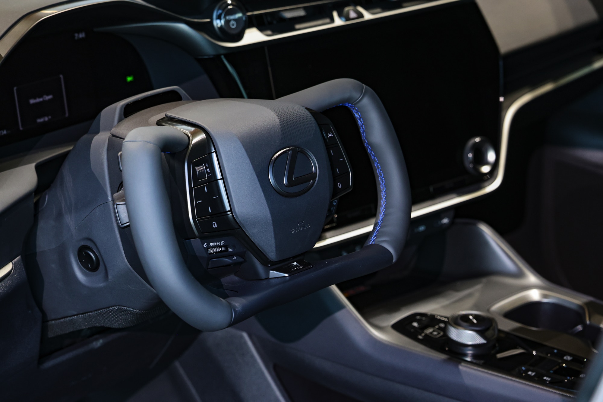 Lexus RZ 550e F Sport : le SUV électrique en première mondiale