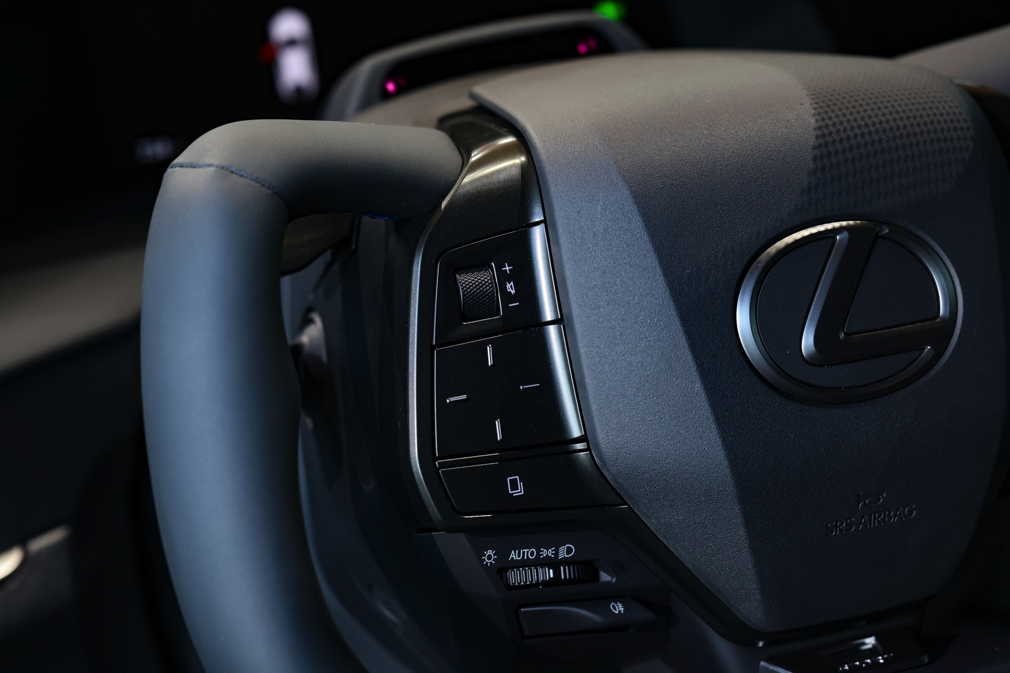 Lexus RZ 550e F Sport : le SUV électrique en première mondiale