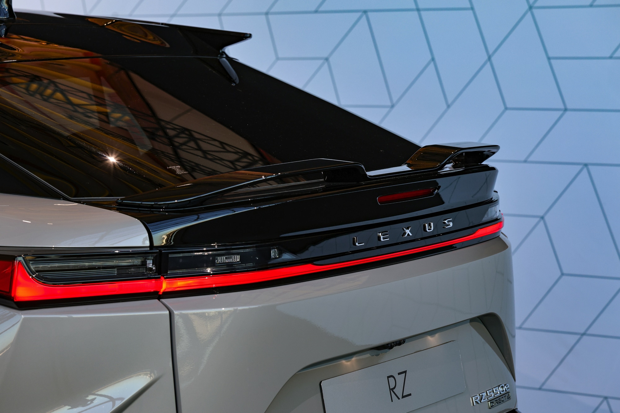 Lexus RZ 550e F Sport : le SUV électrique en première mondiale