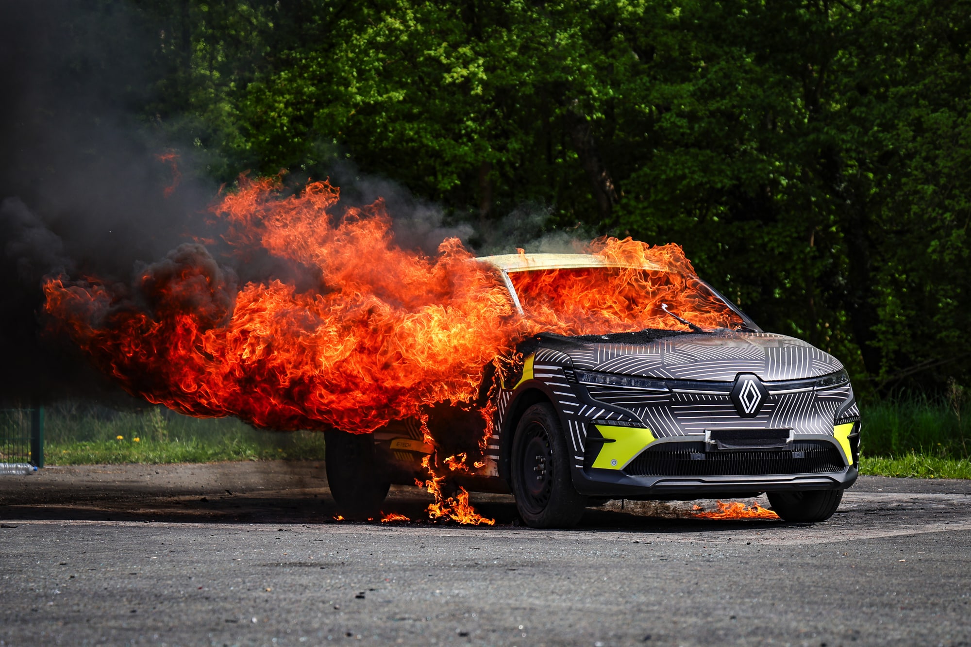 On a brûlé (et éteint) une Renault Megane électrique