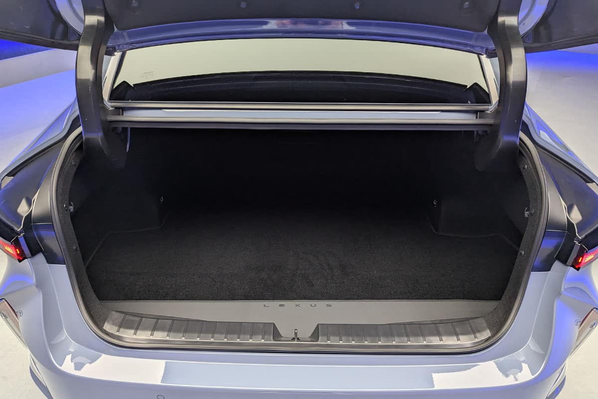 Lexus ES 500e : on est monté à bord de la routière électrique qui vise ...