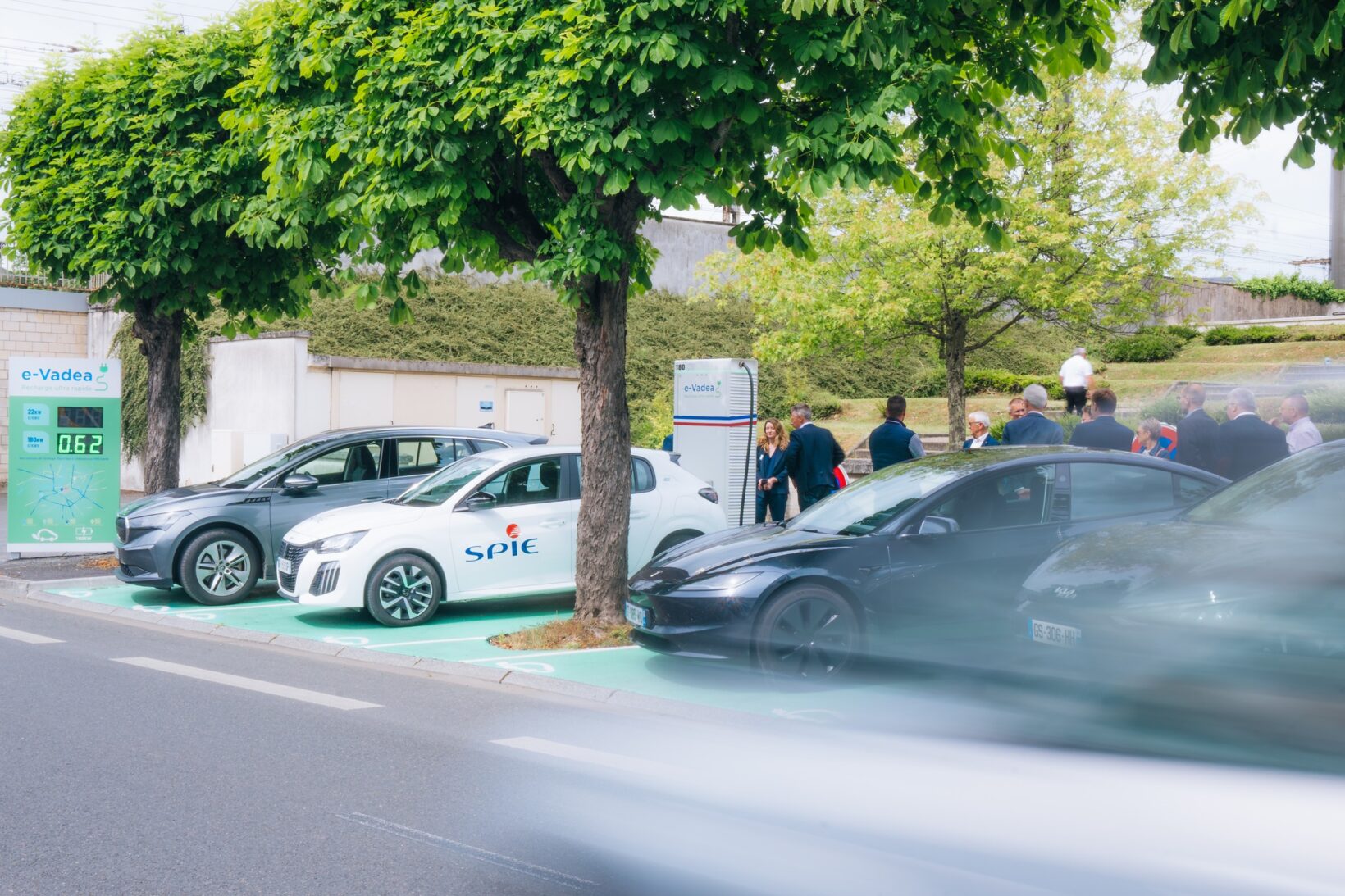 Recharge des voitures électriques : le réseau e-Vadea inaugure ses ...